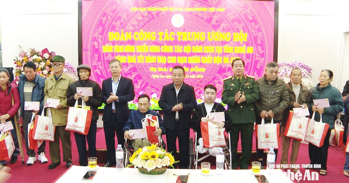 Hội Nạn nhân chất độc da cam/dioxin Việt Nam tặng quà các nạn nhân ở ...
