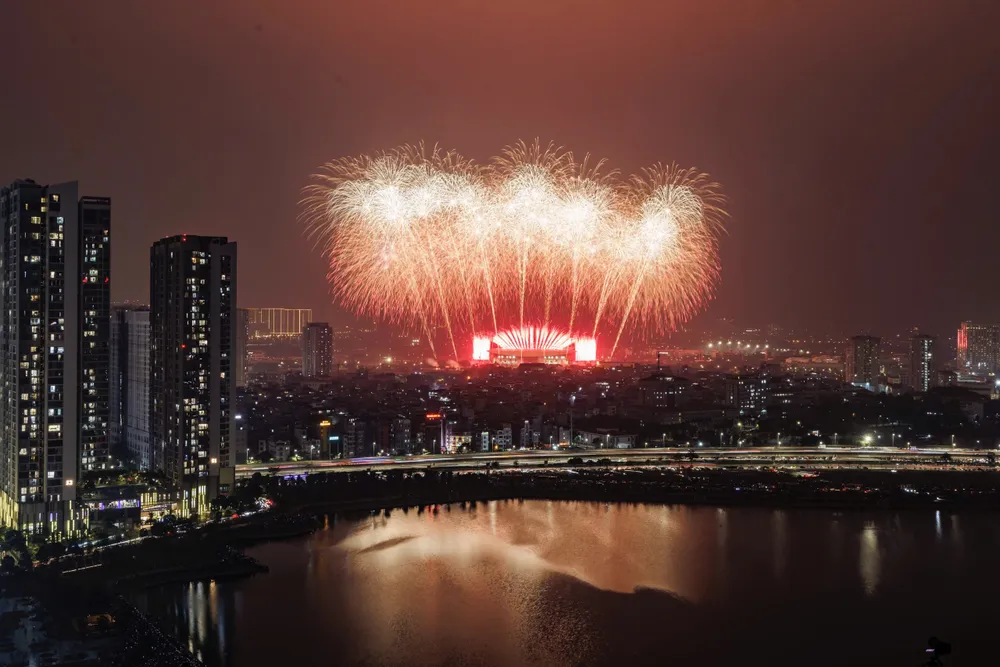 Un feu d'artifice spectaculaire célèbre le succès du 14e Congrès national.