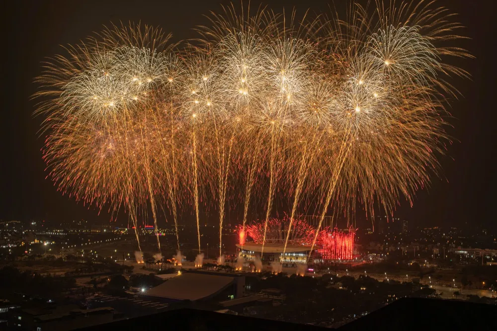Un feu d'artifice spectaculaire célèbre le succès du 14e Congrès national.
