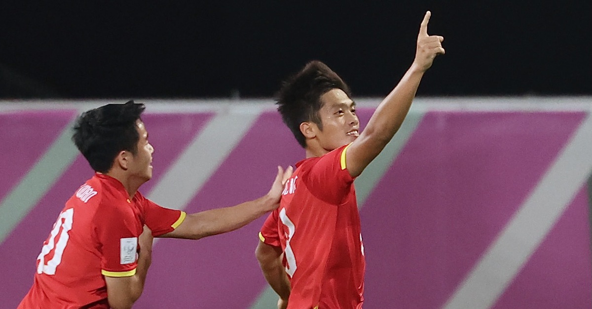 Quoc Viet vzdává hold Hieu Minhovi po zápase proti Jižní Koreji do 23 let.