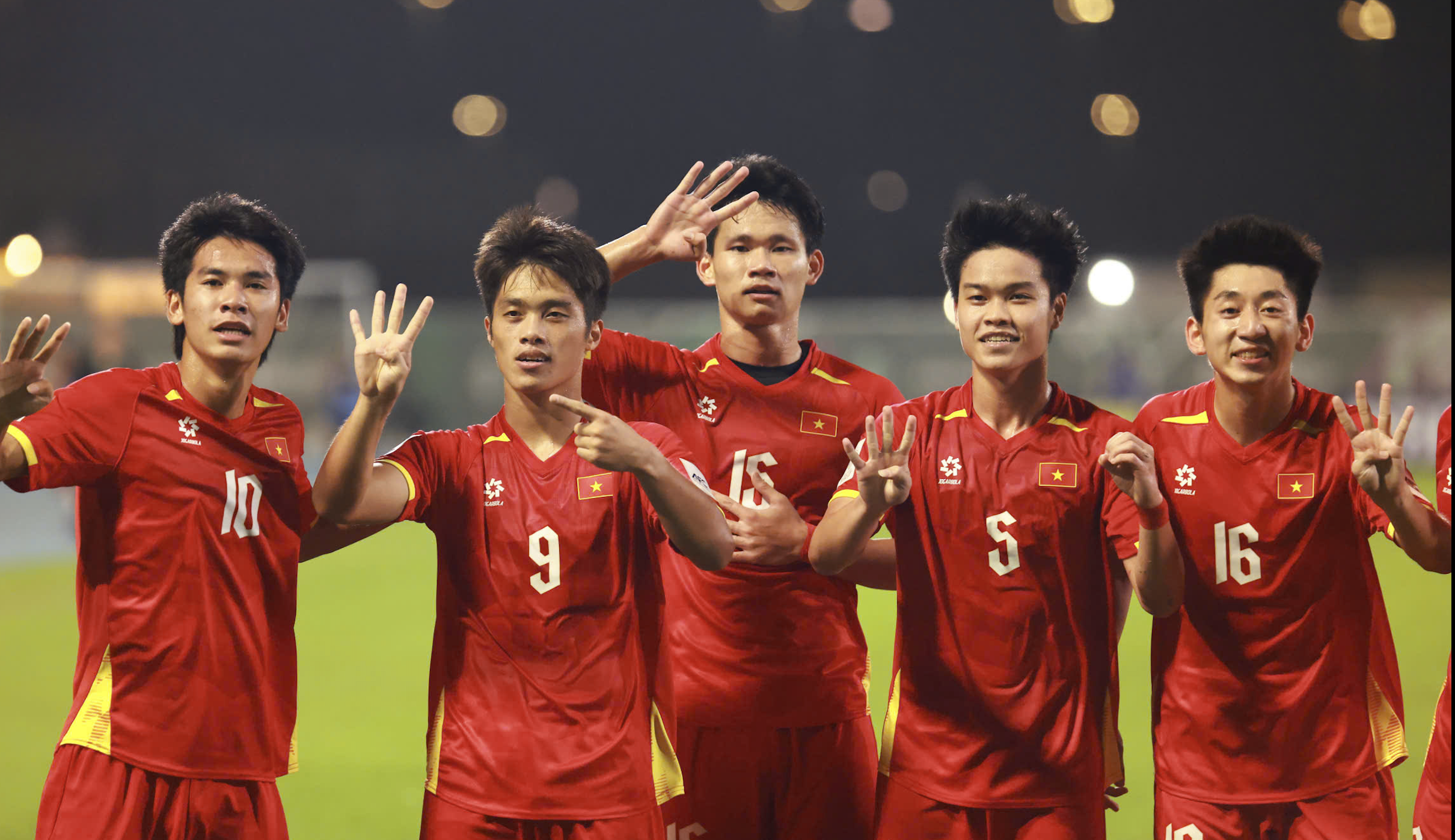 Die vietnamesische U23-Mannschaft, die mit zehn Mann antrat, besiegte ...