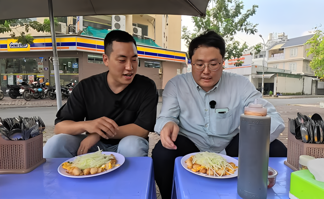 Koreanische Touristen probieren in Ho-Chi-Minh-Stadt ein einzigartiges ...