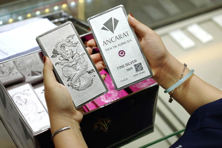 SJC gold bar prices exceed 174 million VND/ounce, silver prices rise to ...