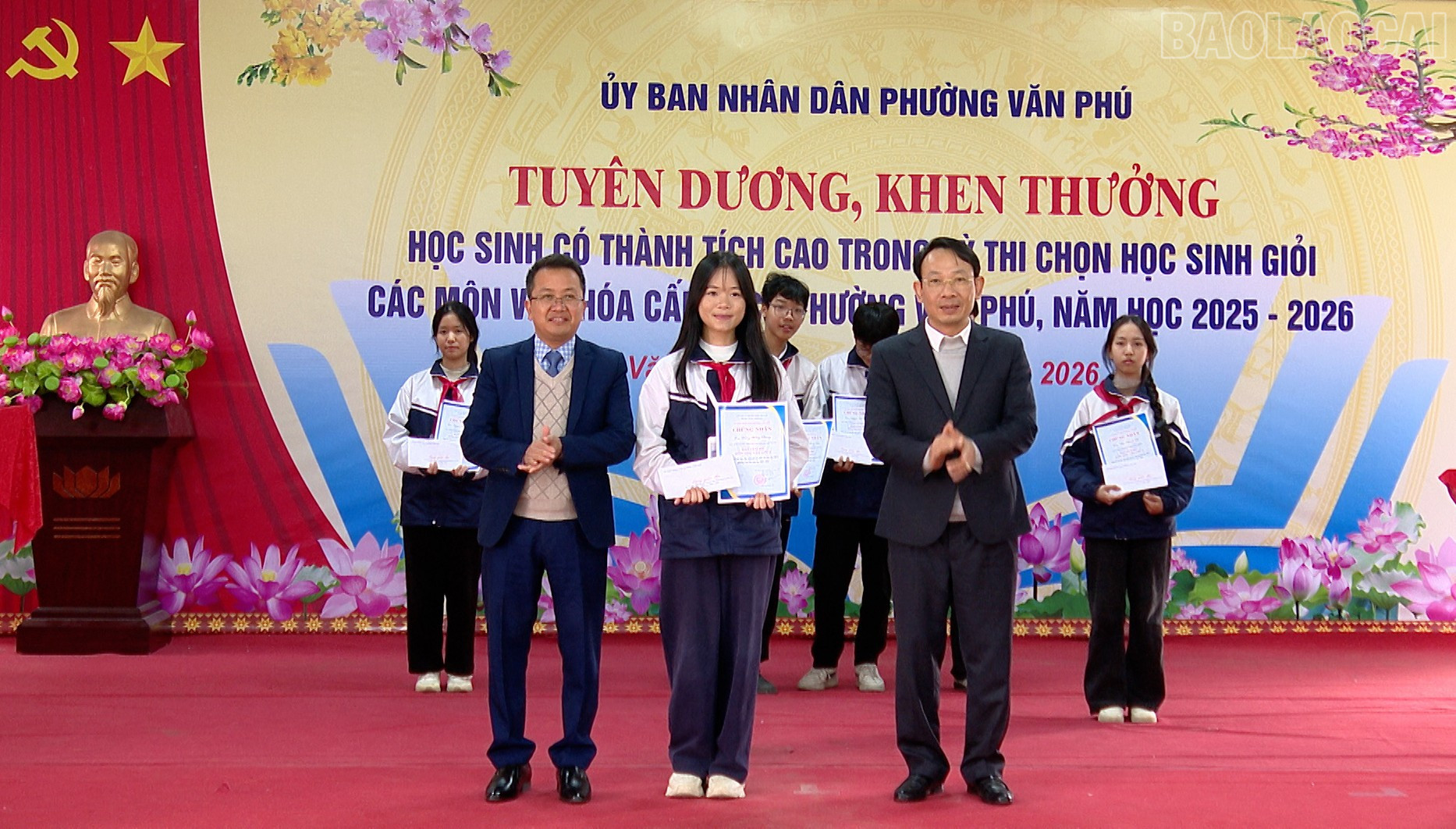 Van Phu Ward commends 161 students who won prizes in the junior high ...