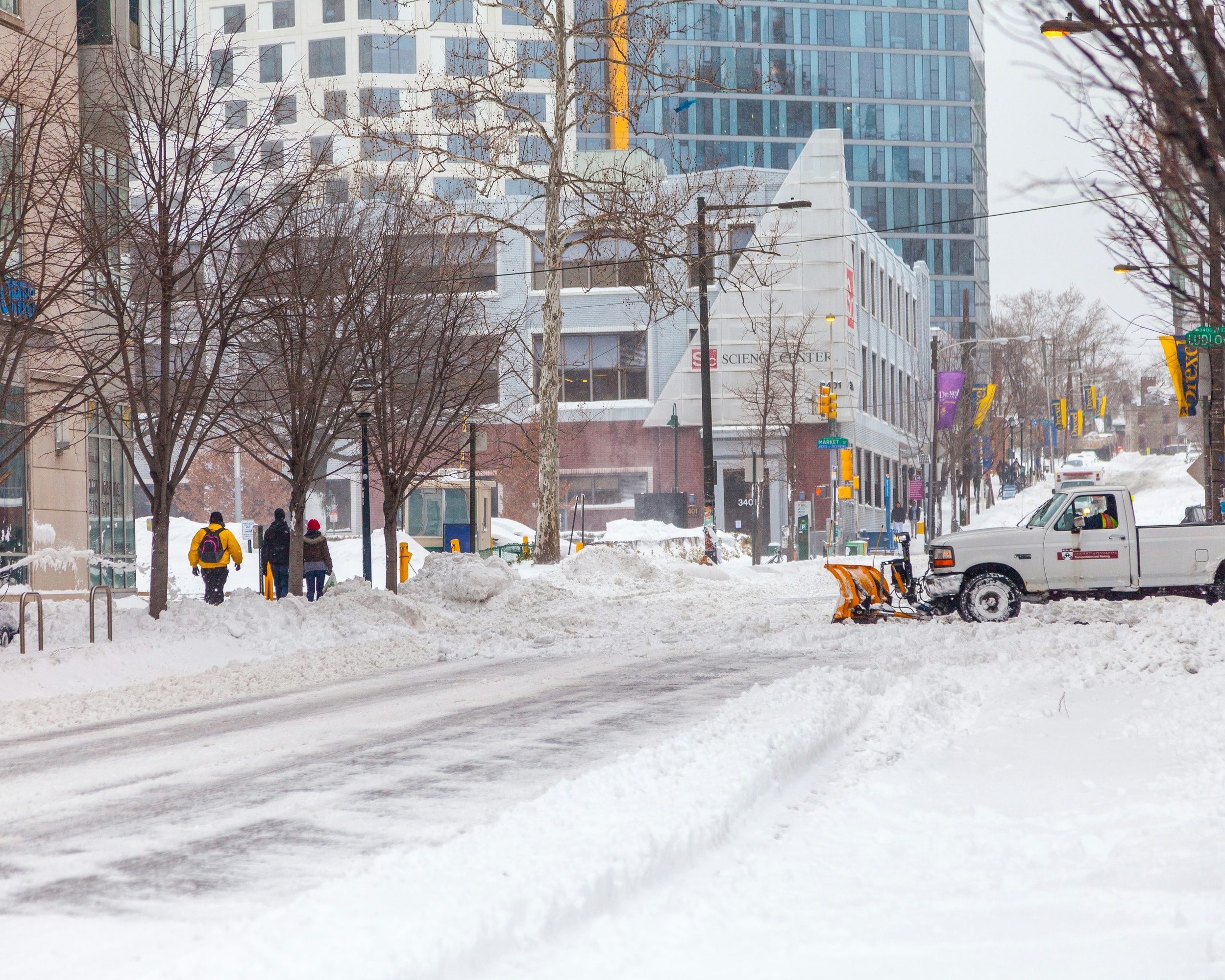 A major snowstorm hits the US, causing the cancellation of over 8,000 ...