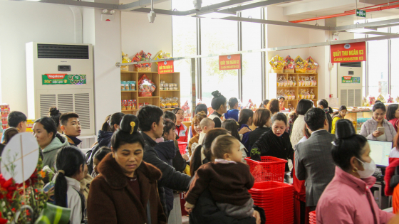 Hoa Ba Tuan Giao supermarket opens to serve Tet holiday goods.