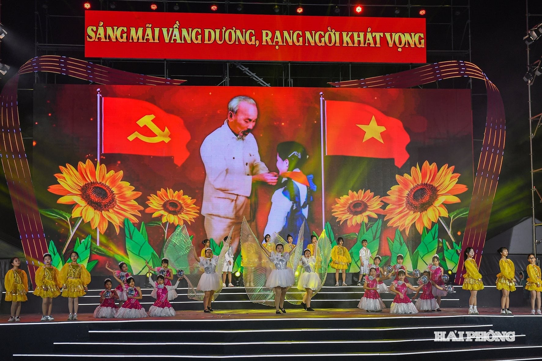 Hai Phong organizes a televised art program to celebrate the successful conclusion of the 14th ...