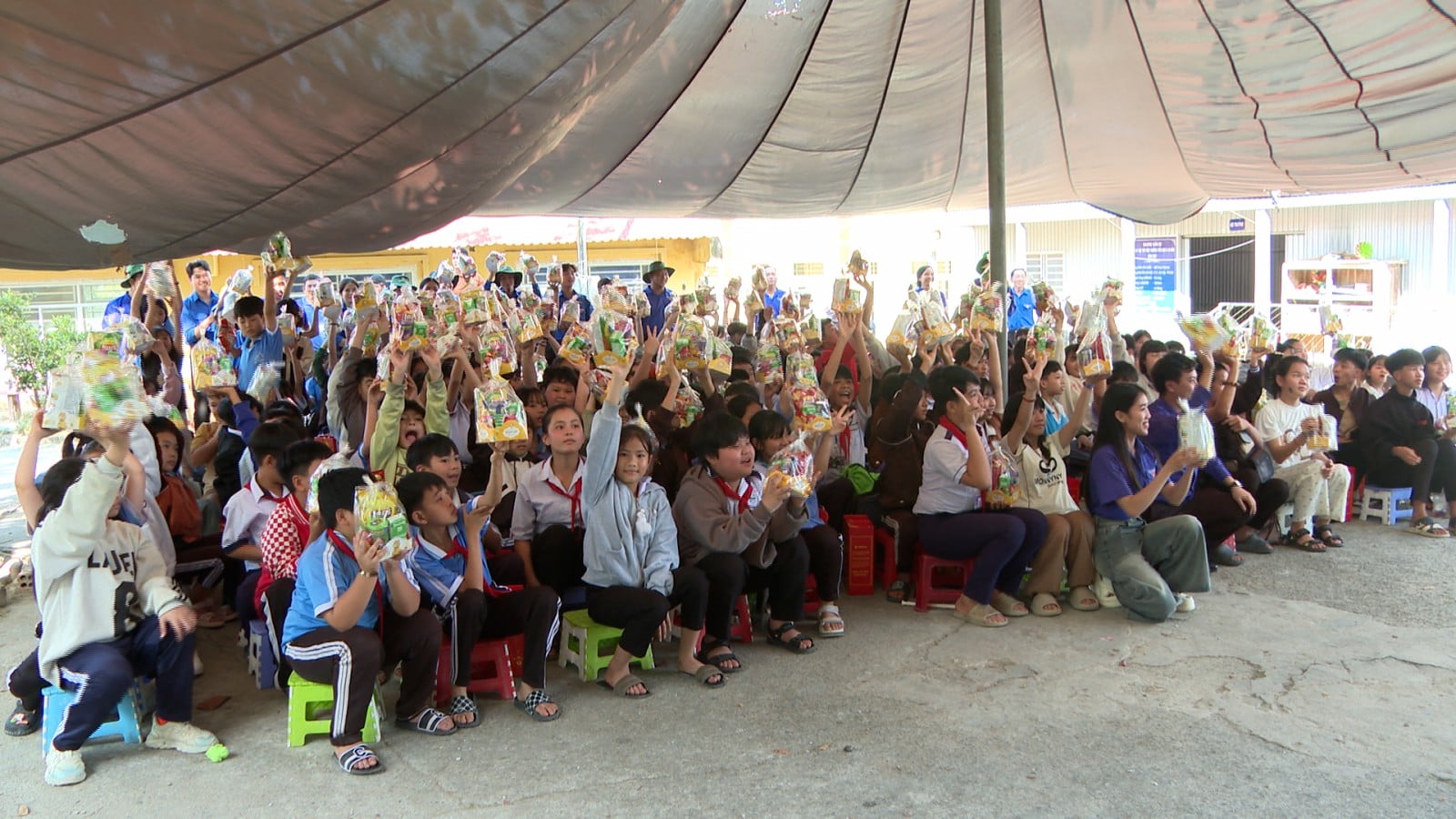 "Spring Volunteer Program 2026" brings Tet (Lunar New Year) to students ...