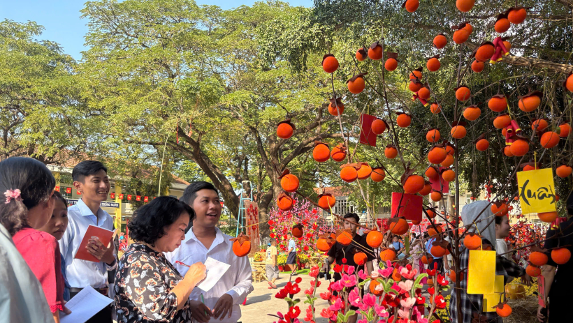 Sekolah ini dipenuhi dengan suasana meriah Tet (Tahun Baru Imlek Vietnam).