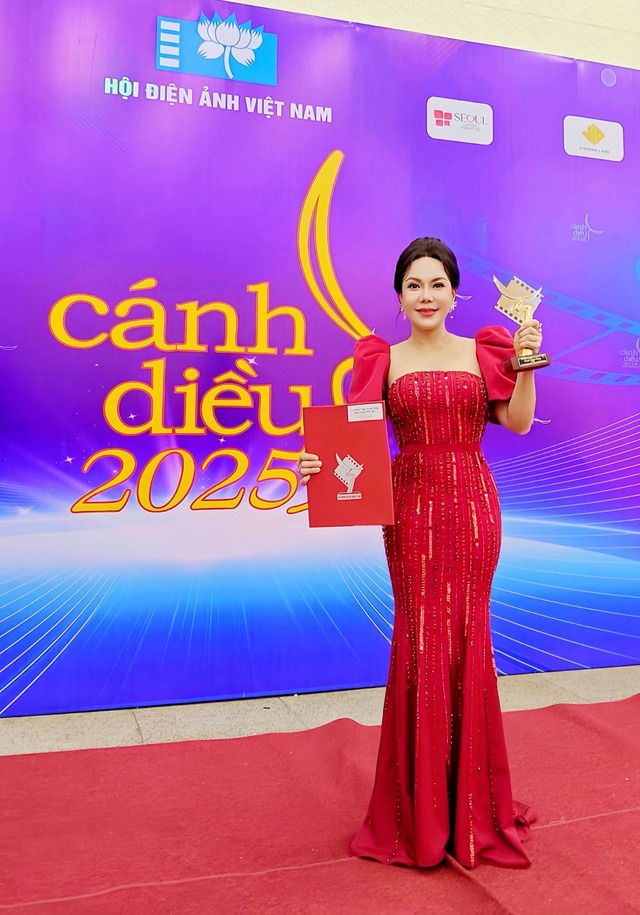 Viet Huong receives 3 consecutive awards, reveals her strong support ...