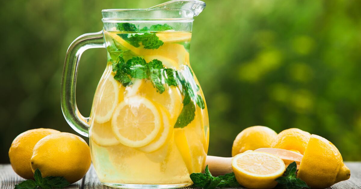 Stimmt es, dass Zitronenwasser das Risiko von Nierensteinen verringert?
