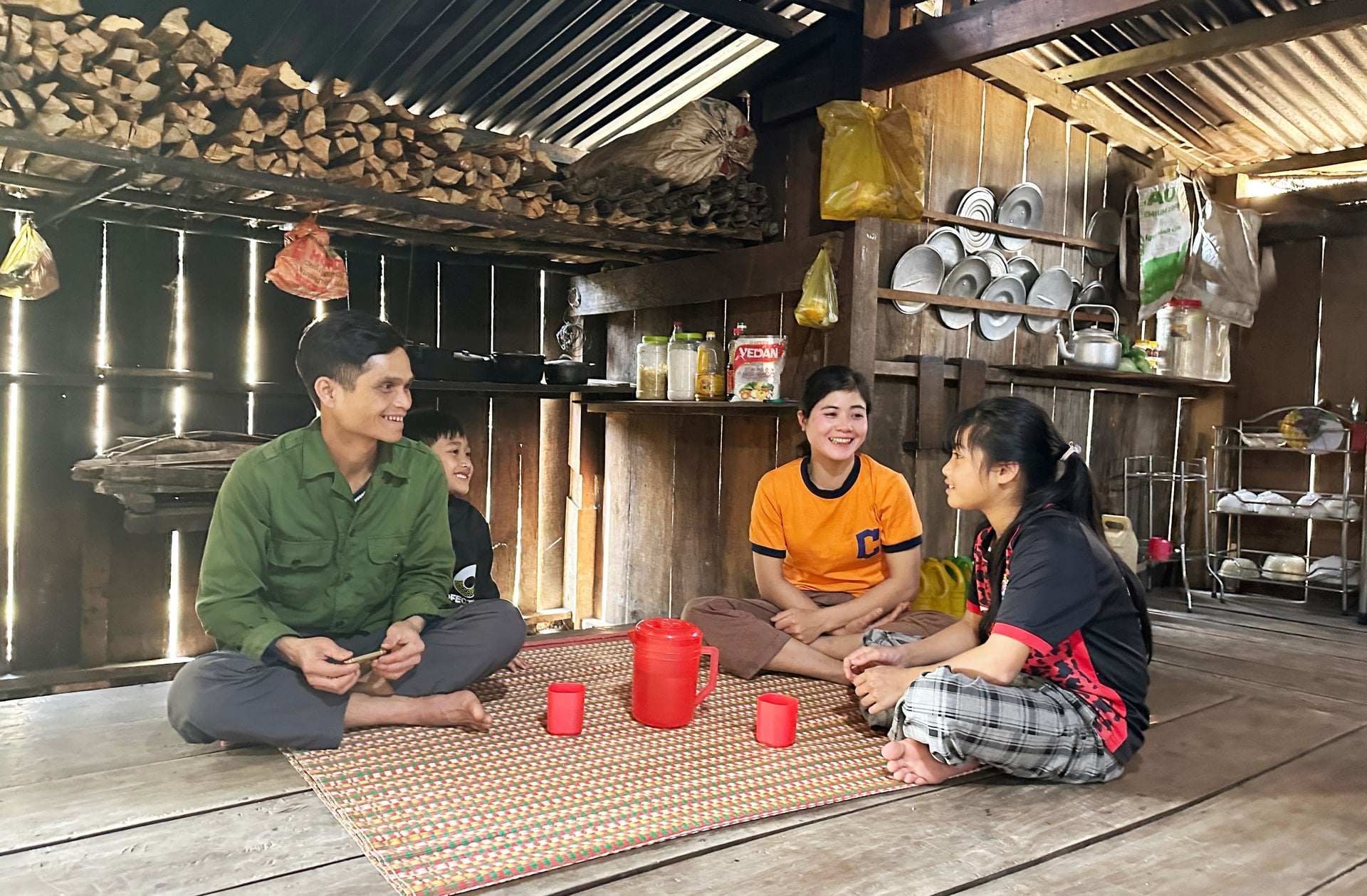 Ngoc Linh Dağı'nın zirvesinde yeni bir eve sahip olmanın mutluluğu.