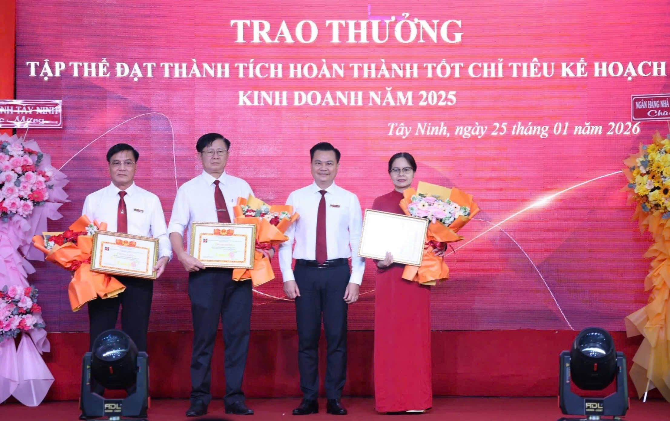Agribank Long An Branch maintains its growth momentum, aiming to become ...