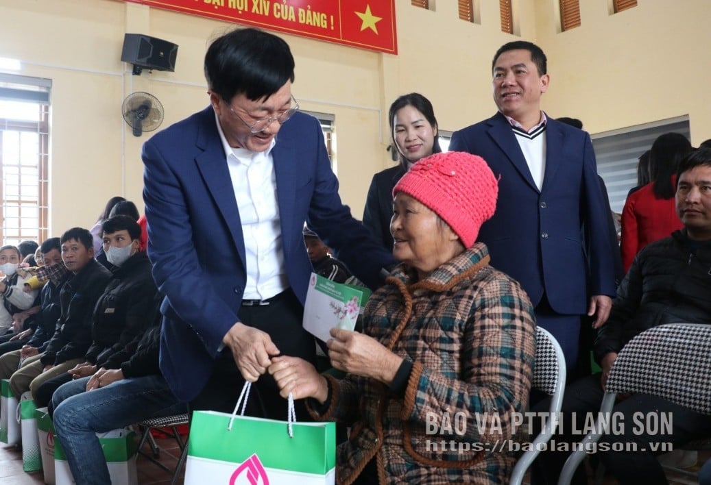 Donating 100 Tet holiday gift packages to poor households, near-poor ...