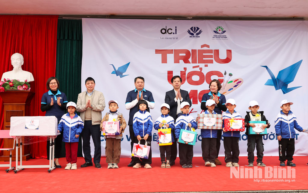 The "Million Dreams of Vietnam" program donated books and gifts to ...