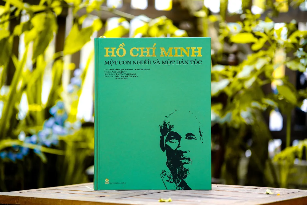 The pages of the book recreate the days when President Ho Chi Minh ...