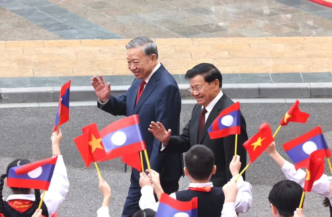The General Secretary of Laos thanked Vietnam for sharing its ...