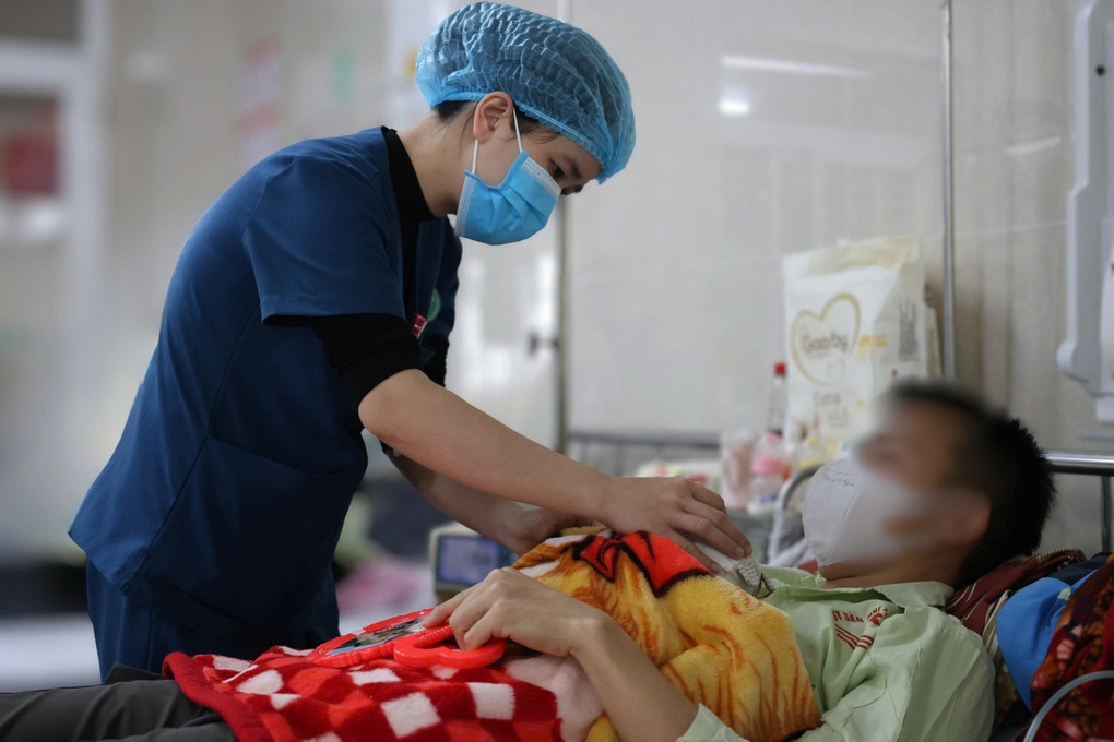 Istri melahirkan di rumah, suami menggunakan pisau cukur untuk memotong ...