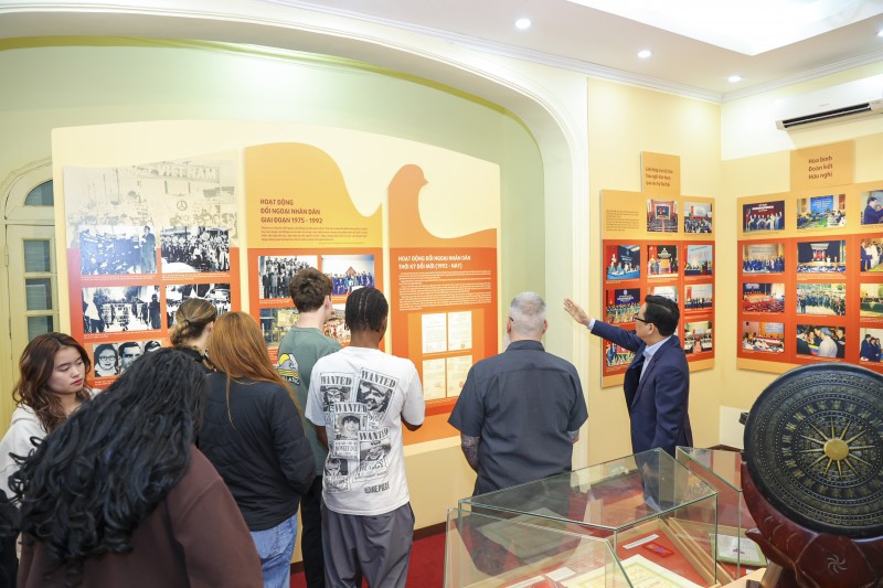 American students learn about Vietnamese history and culture through ...