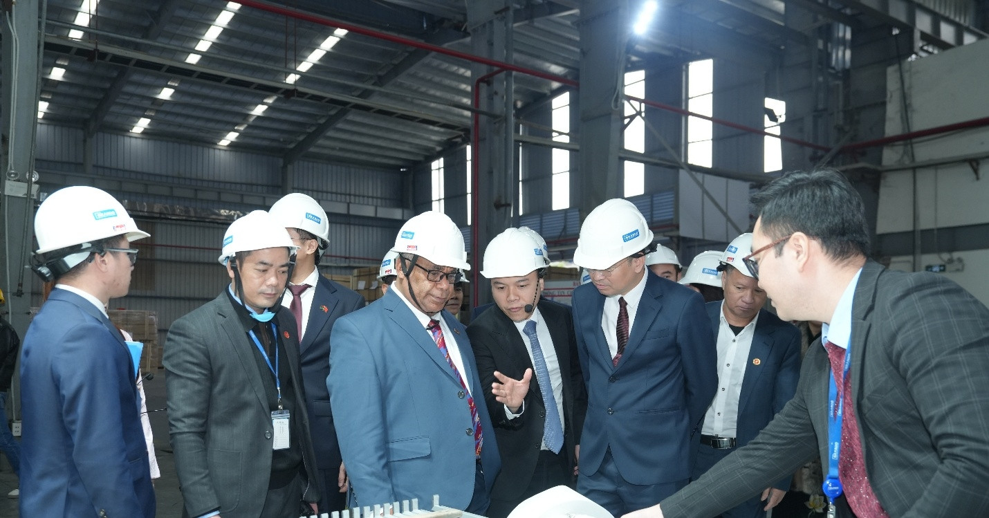 The Prime Minister of Vanuatu visits the Grando aluminum plant.