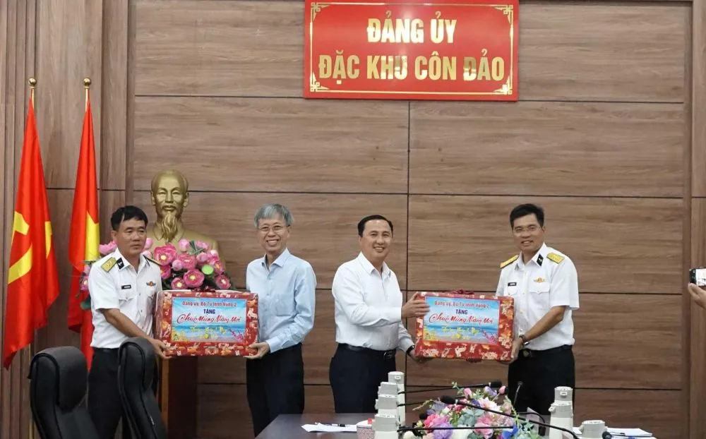 Đoàn công tác Vùng 2 Hải quân thăm và chúc tết tại đặc khu Côn Đảo