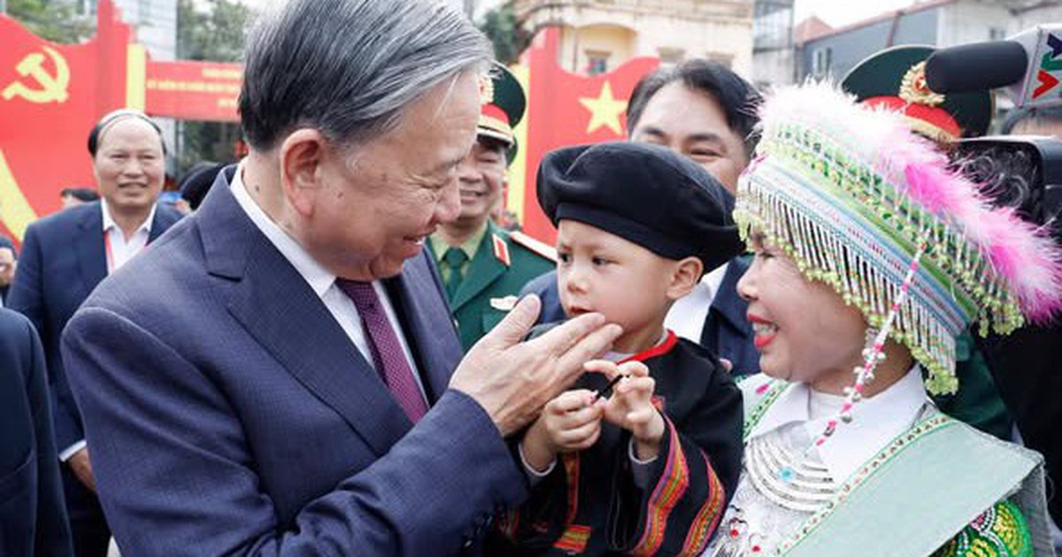 Tổng Bí thư Tô Lâm gặp mặt nhân dân các dân tộc tỉnh Cao Bằng