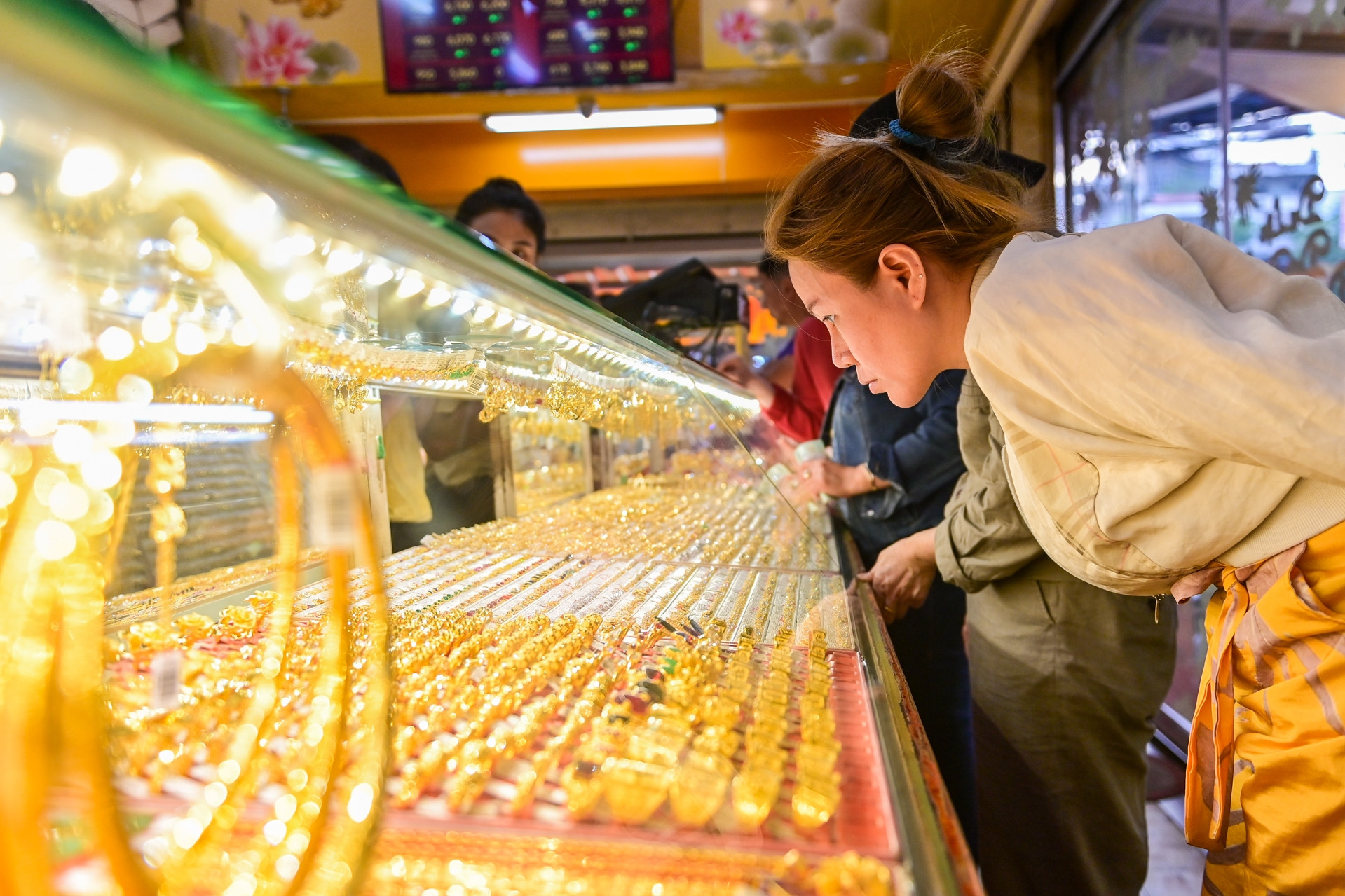 Gold surges 'unprecedentedly', will the upward trend continue?