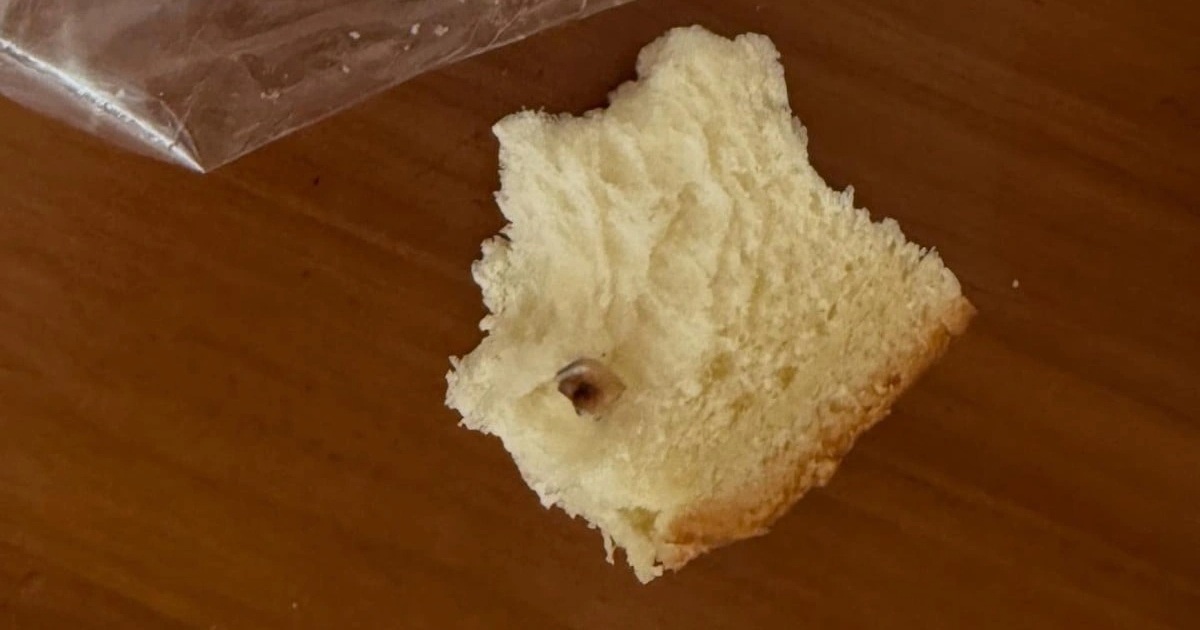 Tiongkok: Seorang pelanggan menggigit gigi manusia saat makan roti ...