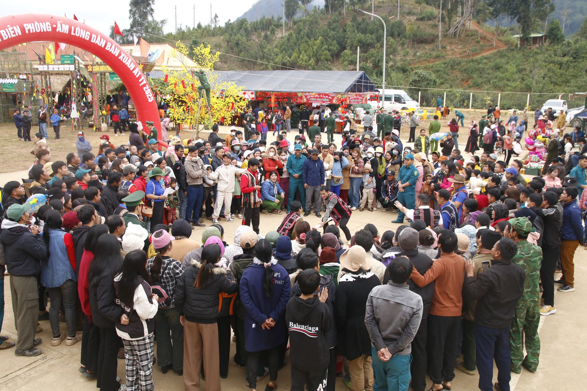 Eager to welcome spring in the border region of Da Nang.