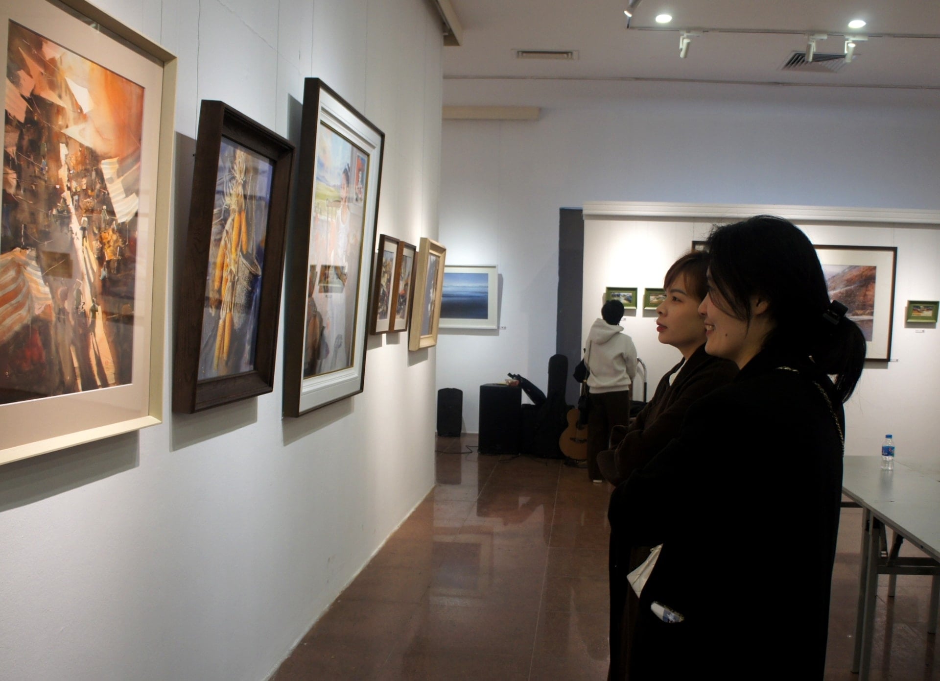 The rise of watercolor painting in Vietnamese art life.