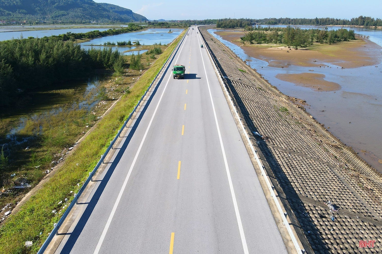 What advantages does Vũng Áng have for forming a free trade zone?