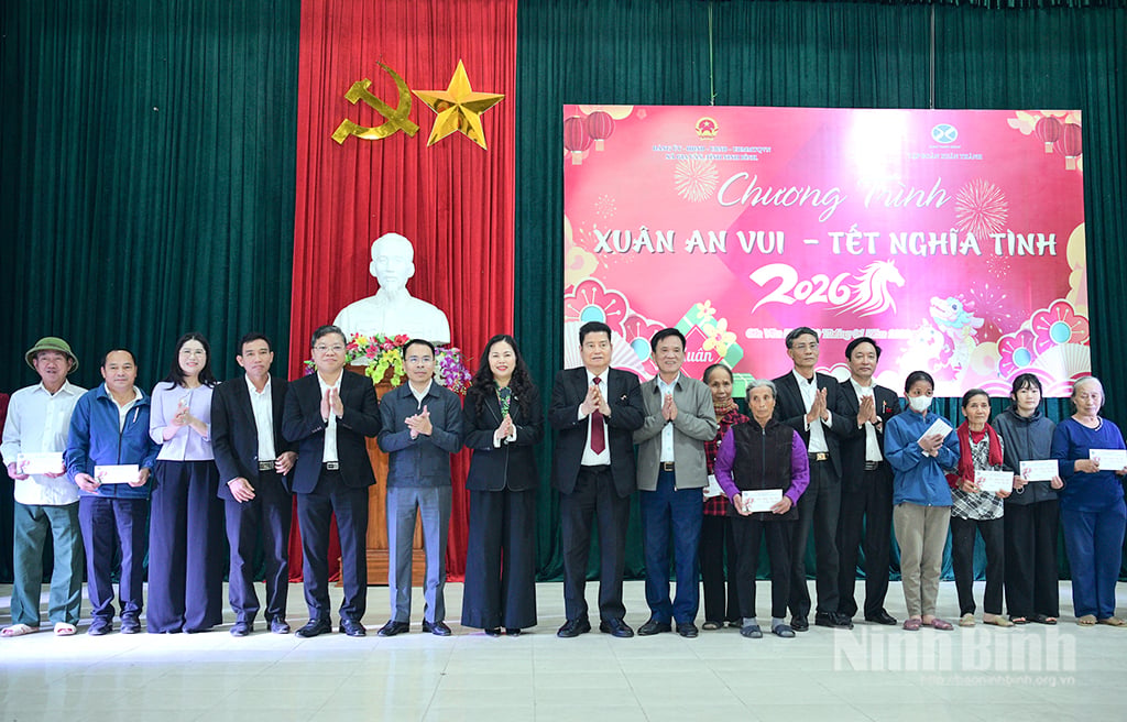 Activities involving visiting and giving gifts during the Lunar New ...