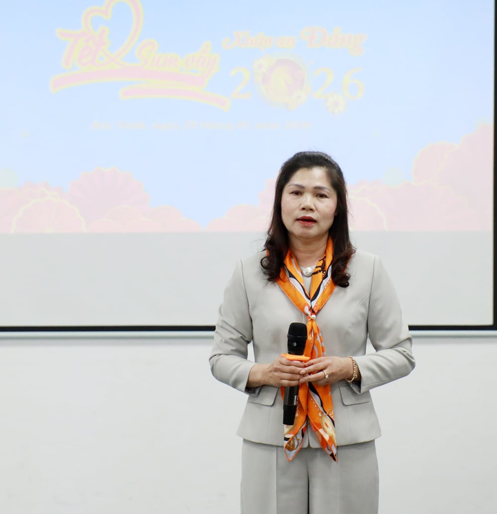 Wakil Ketua Dewan Rakyat Provinsi Lam Thi Huong Thanh memberikan hadiah ...