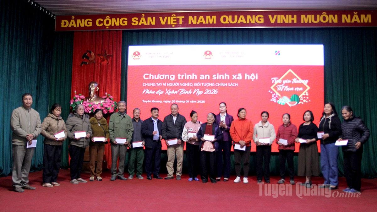 Provincial leaders presented Tet gifts to families receiving ...