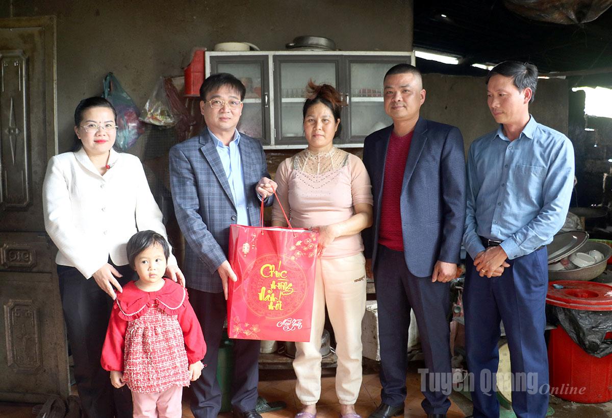 Provincial leaders presented Tet gifts to families receiving ...