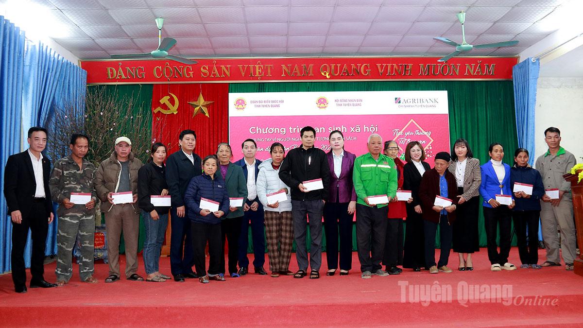 Provincial leaders presented Tet gifts to families receiving ...