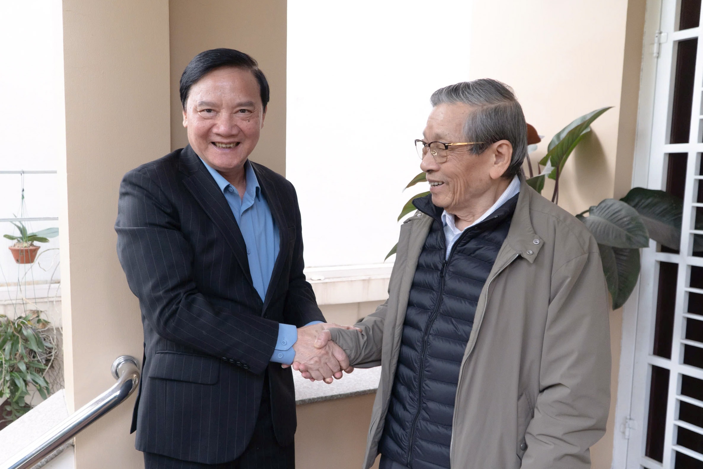 Vice Chairman of the National Assembly Nguyen Khac Dinh visits and ...