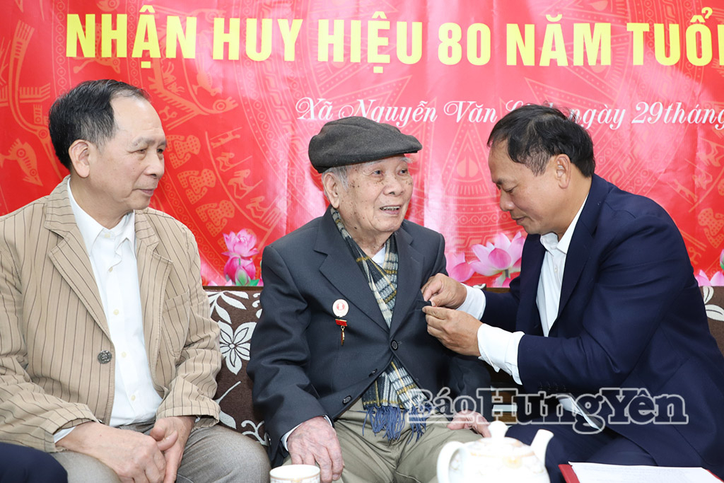 Le camarade Tran Quoc Van, secrétaire adjoint du Comité provincial du ...