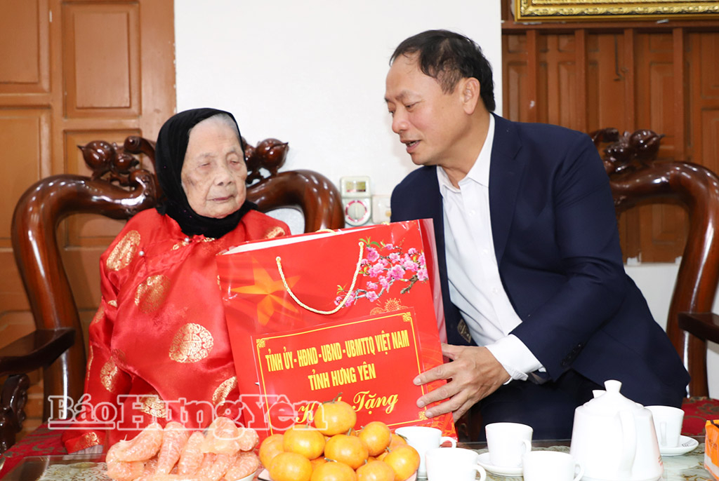 Le camarade Tran Quoc Van, secrétaire adjoint du Comité provincial du ...