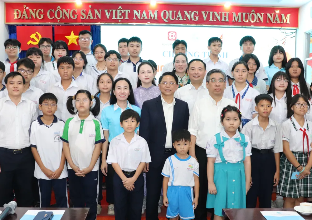 Nearly 3 billion VND donated to support orphans affected by the Covid ...