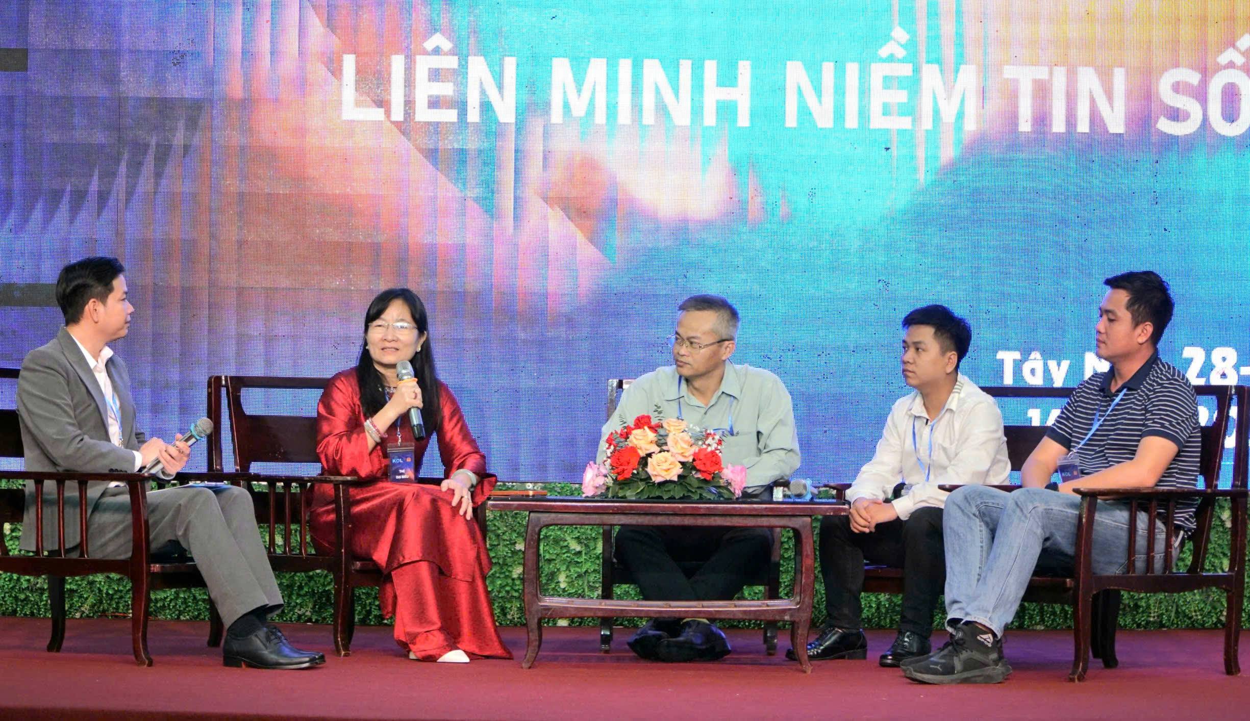 La police de Tay Ninh rencontre des influenceurs et lance le canal de ...