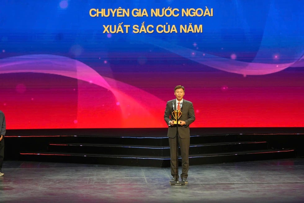 Gambar Dinh Bac yang memakaikan helm pith ke pelatih Kim Sang-sik ...