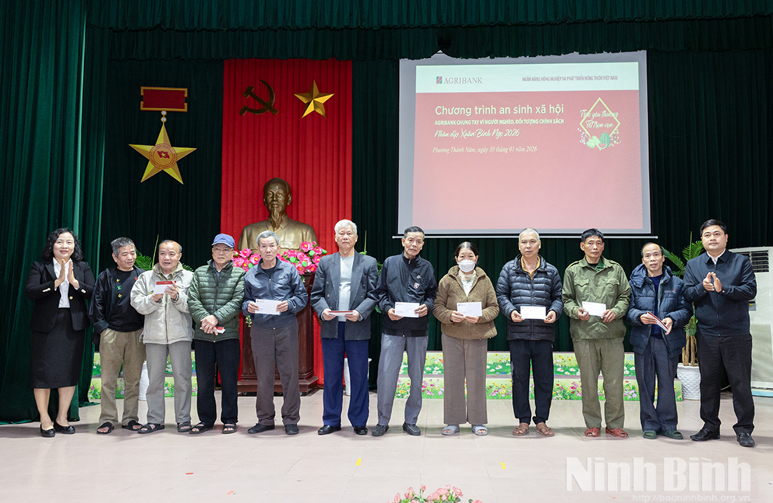 Agribank's North Nam Dinh Branch donated 1,000 Tet gifts to the poor.