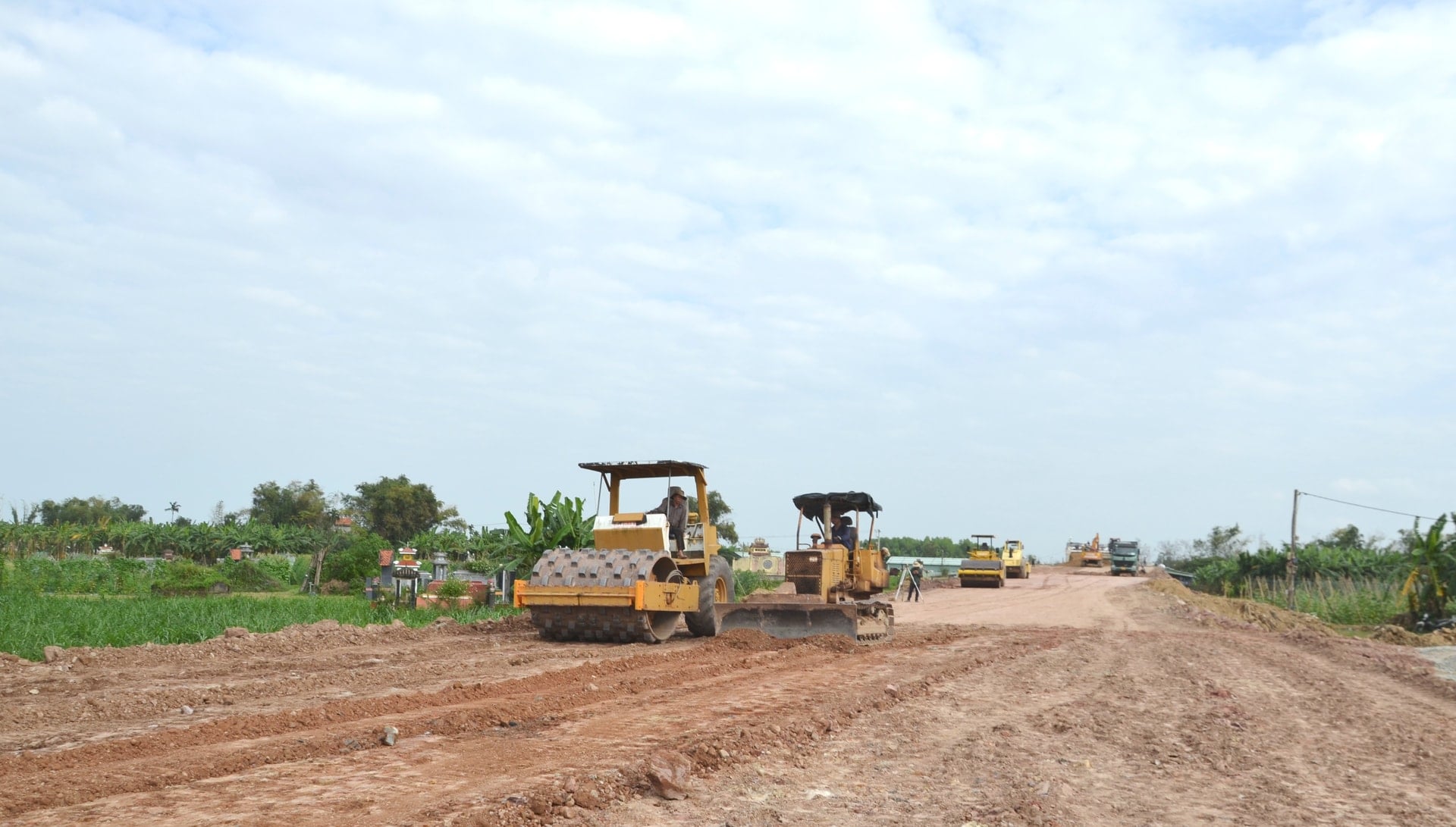 La route d'accès au pont Van Ly est en construction afin de permettre ...