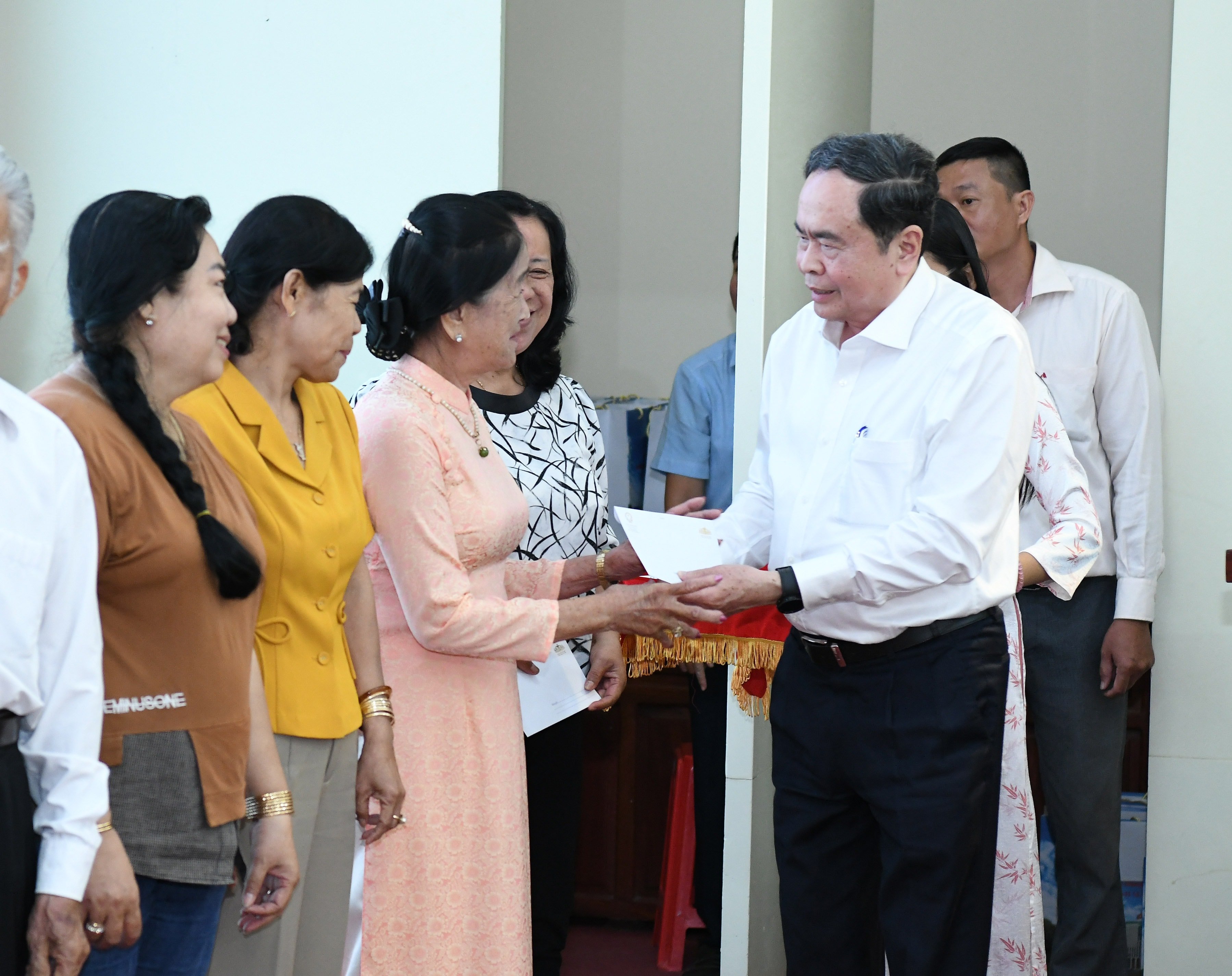 National Assembly Chairman Tran Thanh Man visits and presents gifts to ...