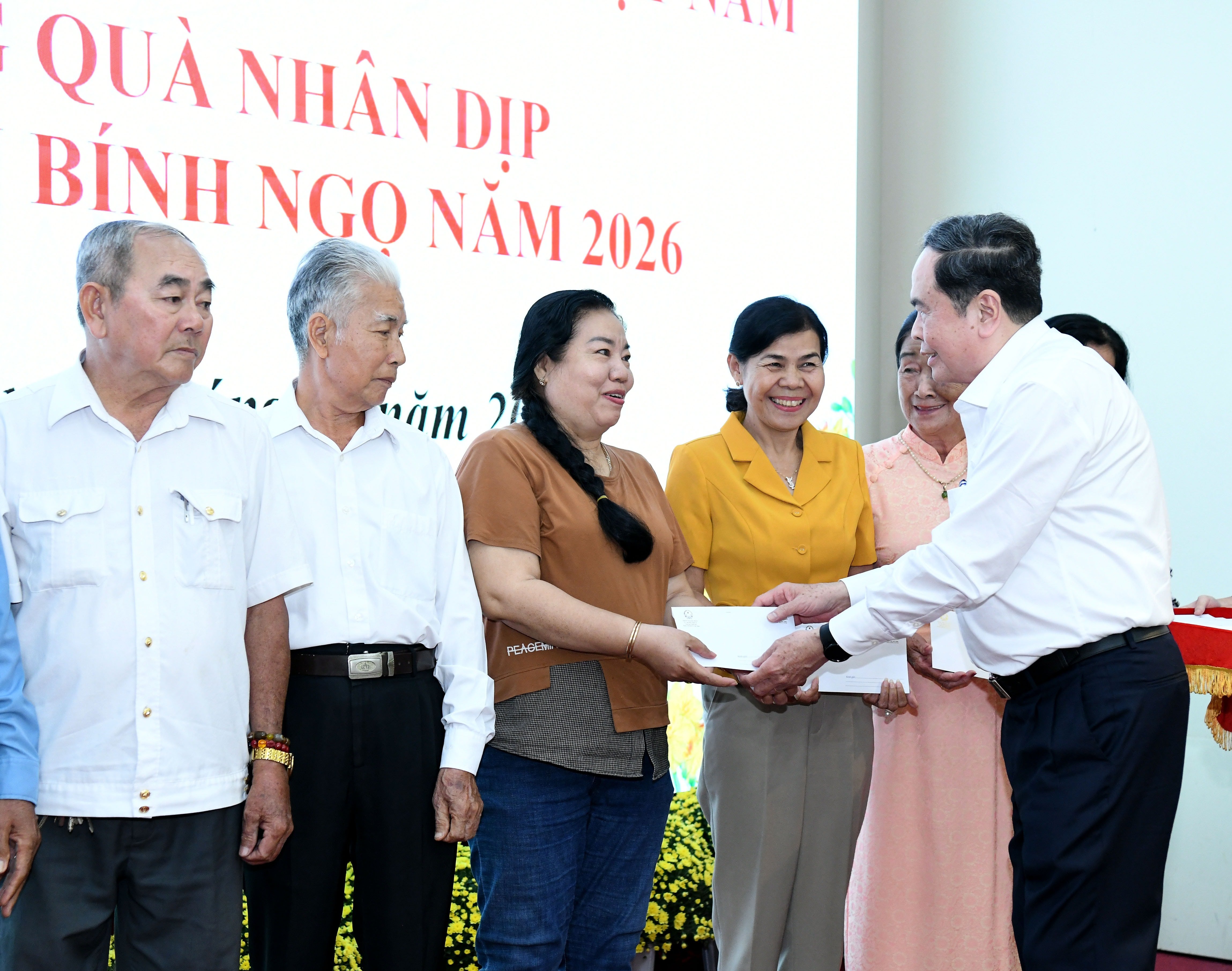 National Assembly Chairman Tran Thanh Man visits and presents gifts to ...