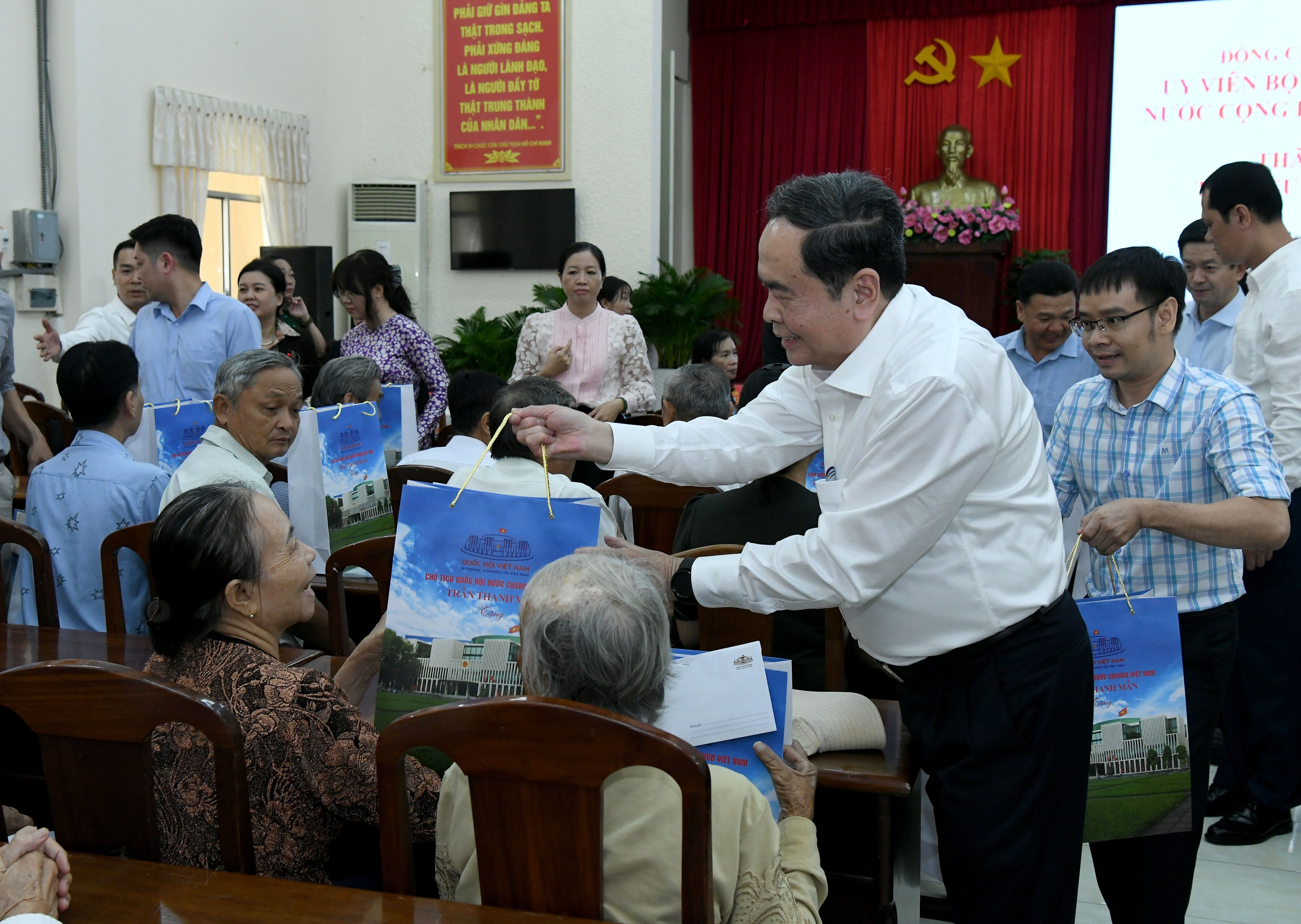National Assembly Chairman Tran Thanh Man visits and presents gifts to ...
