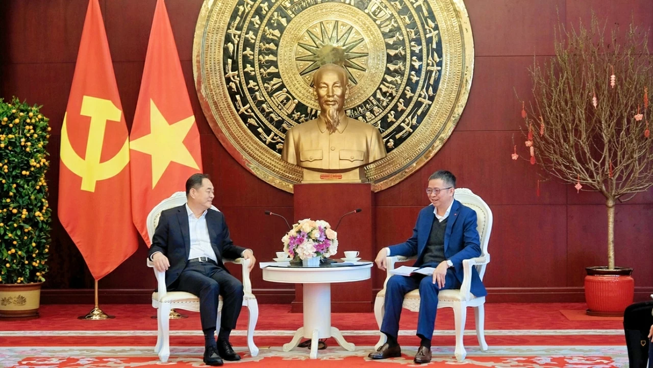 L'ambassadeur Pham Thanh Binh a rencontré Yang Wanming, président de l'Association du peuple ...