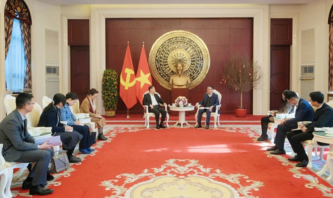 L'ambassadeur Pham Thanh Binh a rencontré Yang Wanming, président de l'Association du peuple ...