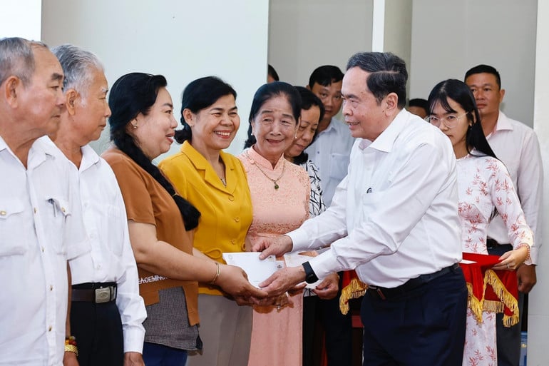 Memberikan perhatian dan kepedulian kepada keluarga yang berhak atas ...